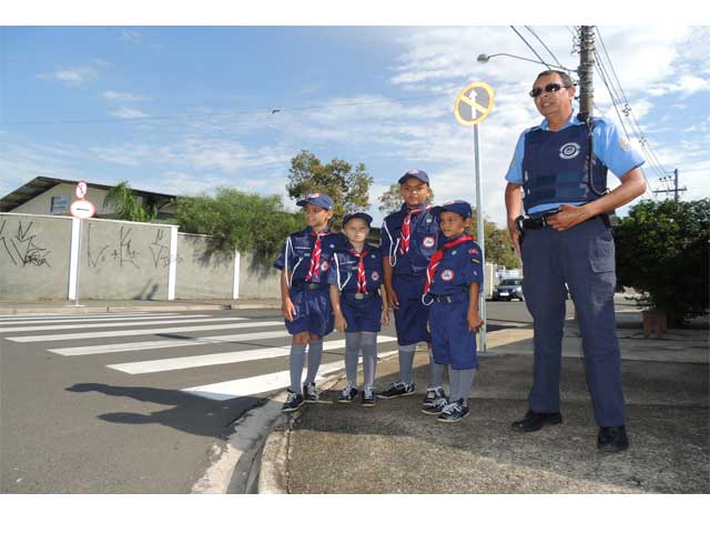 Educando Para a Vida orienta trânsito em frente de unidades ... Educando Para a Vida orienta trânsito em frente de unidades ...